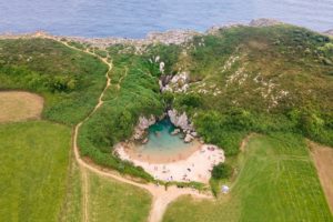 Playa de Gulpiyuri, una joya oculta en Asturias
